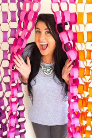 DIY Paper Chain Photo Booth Backdrop Tutorial | Backdrop inspiration ...