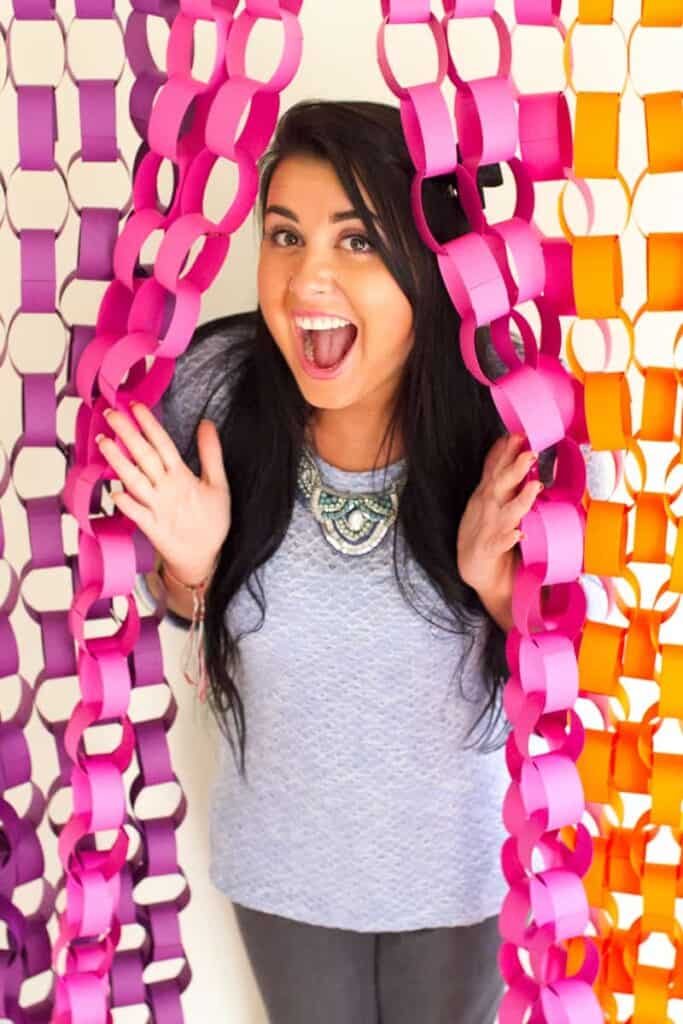 DIY Paper Chain Photo Booth Backdrop Tutorial | Backdrop inspiration ...