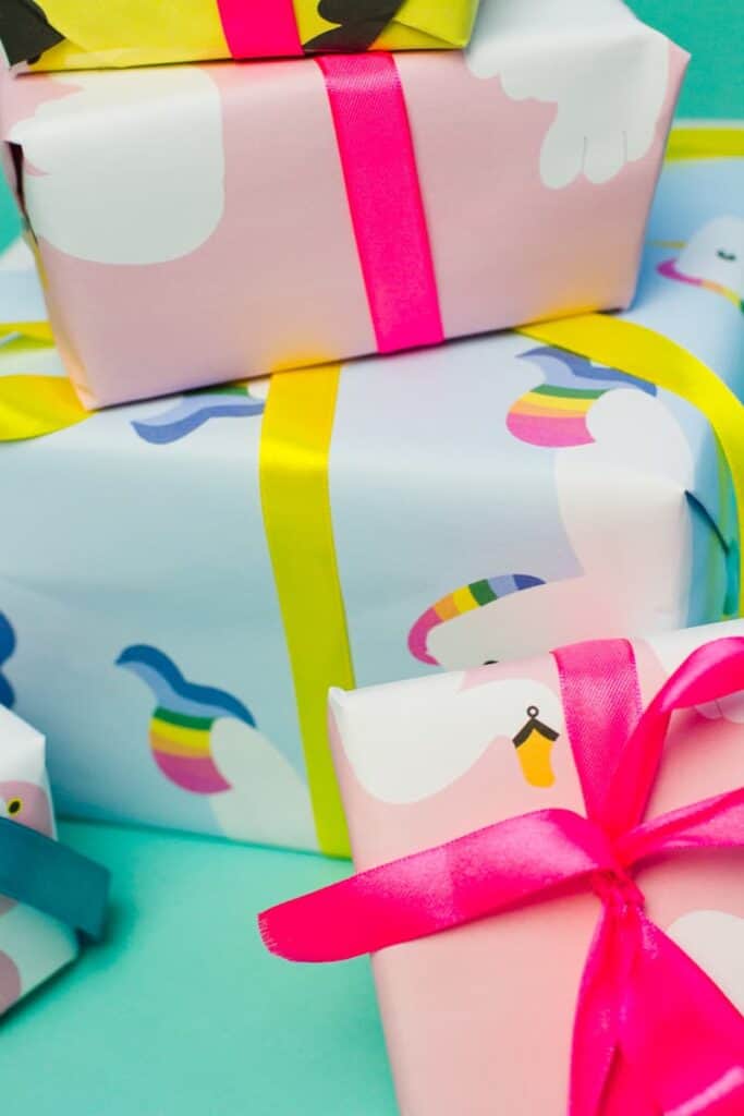 FREE PRINTABLE POOL FLOAT WRAPPING PAPER! | Bespoke-Bride: Wedding Blog