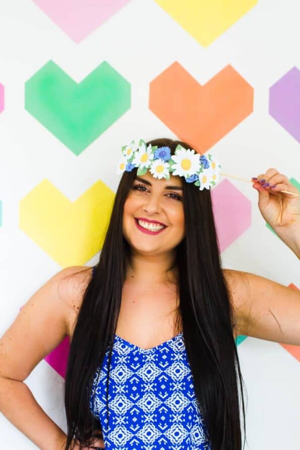 DIY GEOMETRIC HEART BACKDROP THAT's AN EASY AND CHEAP WAY TO DECORATE A ...