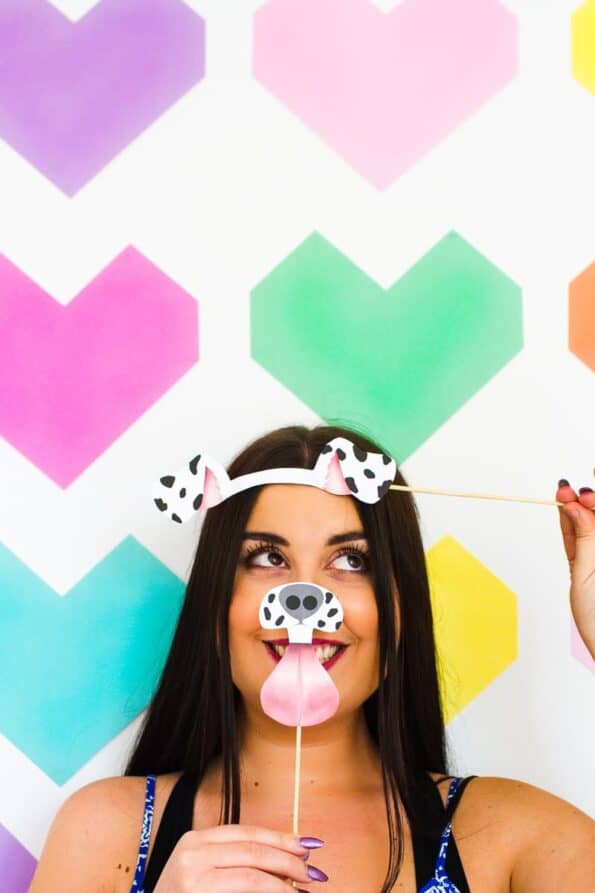 DIY GEOMETRIC HEART BACKDROP THAT's AN EASY AND CHEAP WAY TO DECORATE A ...