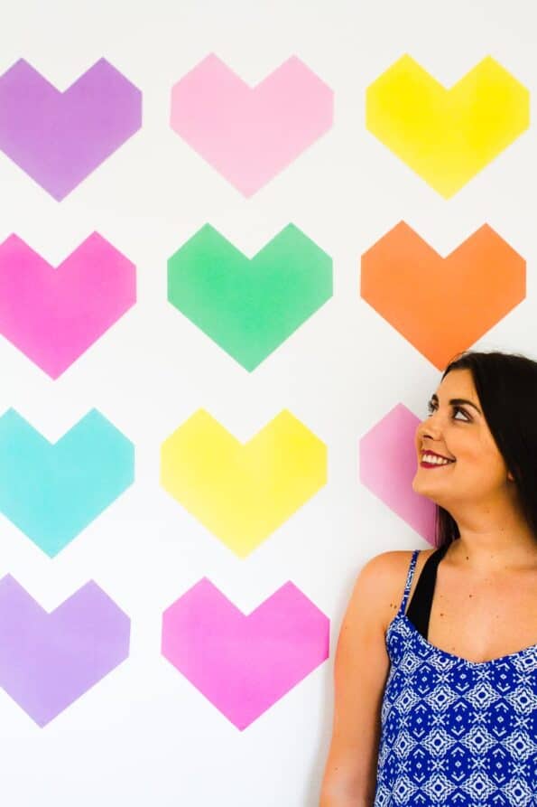 DIY GEOMETRIC HEART BACKDROP THAT's AN EASY AND CHEAP WAY TO DECORATE A ...
