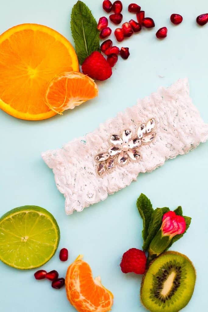 WHAT STYLE OF GARTER SHOULD I WEAR WITH MY WEDDING DRESS? UNIQUE ...