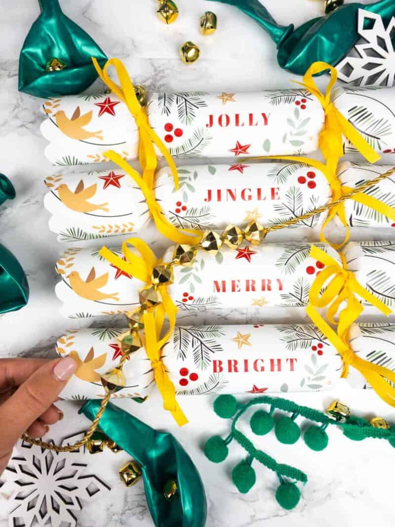 THE CUTEST DIY CHRISTMAS CRACKERS (WITH FREE PRINTABLE TEMPLATE ...