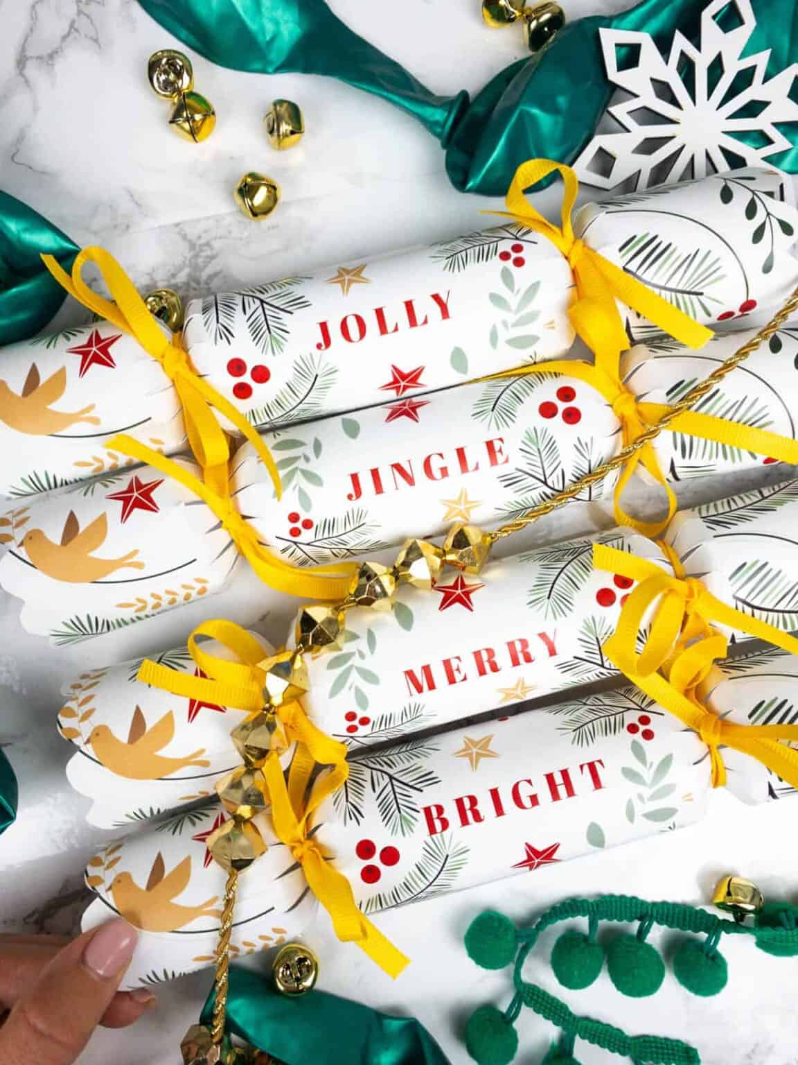 THE CUTEST DIY CHRISTMAS CRACKERS (WITH FREE PRINTABLE TEMPLATE ...