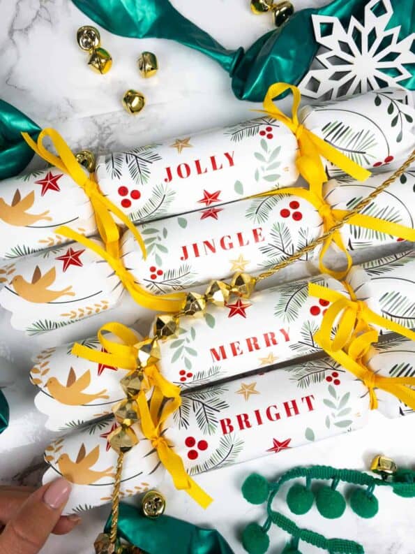 THE CUTEST DIY CHRISTMAS CRACKERS (WITH FREE PRINTABLE TEMPLATE ...