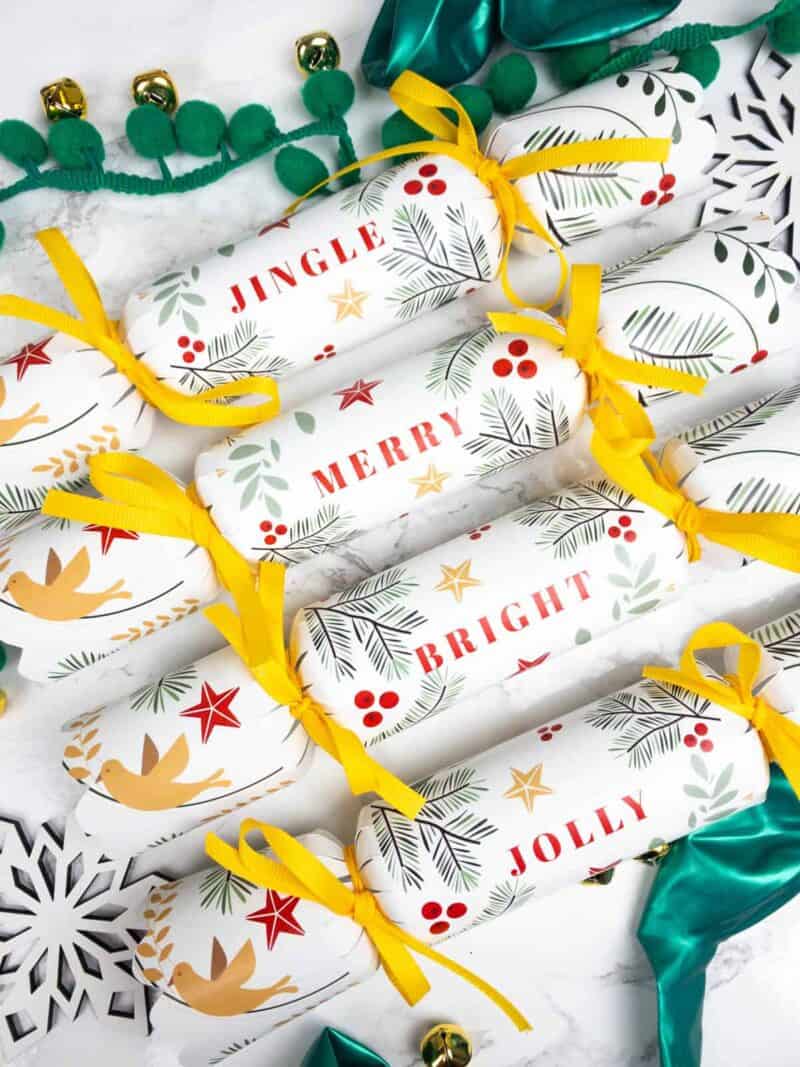 THE CUTEST DIY CHRISTMAS CRACKERS (WITH FREE PRINTABLE TEMPLATE ...