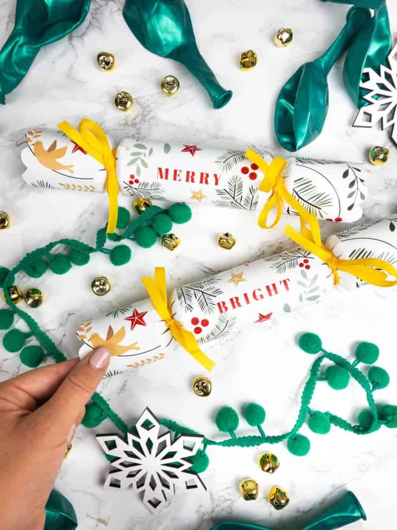 THE CUTEST DIY CHRISTMAS CRACKERS (WITH FREE PRINTABLE TEMPLATE ...